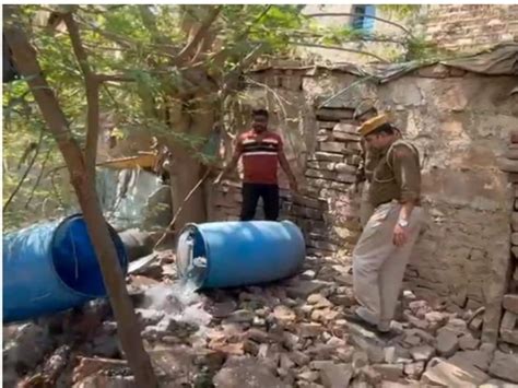 Destroyed Raw Liquor कच्ची शराब को किया नष्ट शहर के पास जंगल में