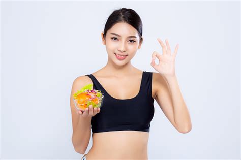 아름 다운 초상화 젊은 아시아 여자 웃는 지주 샐러드 야채 음식 흰색 배경에 고립 여자 건강 건강 관리 또는 웰빙 개념에 대 한