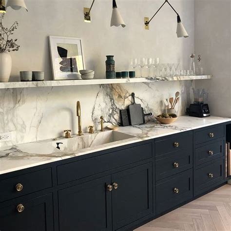 CASA TRÈS CHIC PRATELEIRAS NA COZINHA