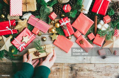 크리스마스 선물 상자를 장식 하는 여자의 손입니다 새 해 배경입니다 12월에 대한 스톡 사진 및 기타 이미지 12월 개념 개념과 주제 Istock