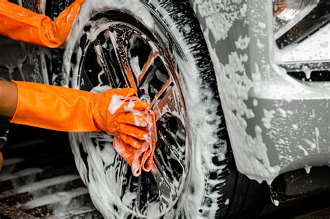 보호 장갑을 착용하고 Sud 비눗물 스폰지로 차를 씻는 세차 노동자의 클로즈업 청소 서비스 세정제에 대한 스톡 사진 및 기타 이미지 Istock