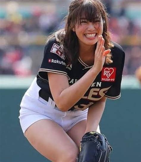 「始球式で稲村亜美が投げた落差のあるフォークボールが捕手の金玉に当ててしまい痛み苦しんで悶絶状態の捕手の姿を見て笑顔で謝罪」（2021年12月