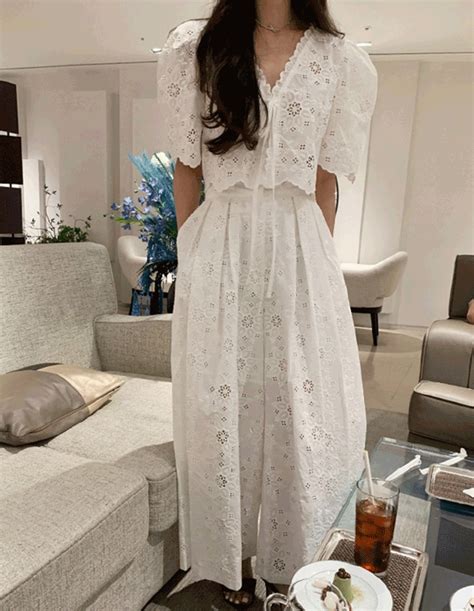 주문폭주 일주일할인 당일출고🤍 샤샤 브이넥 펀칭 레이스 여름 반팔 블라우스 플레어 롱 스커트 세트 에이블리