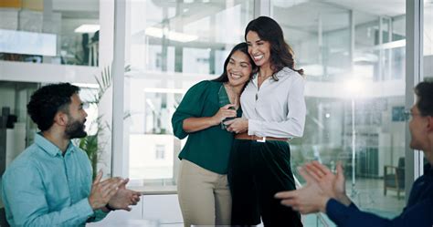 수상 성공 및 축하 축하 및 트로피를 위한 워크샵에서 비즈니스 여성과 함께 박수 보상 승진 및 보상 보너스 및 발표를 위해 만나는 사람들과 함께 20 24세에 대한 스톡