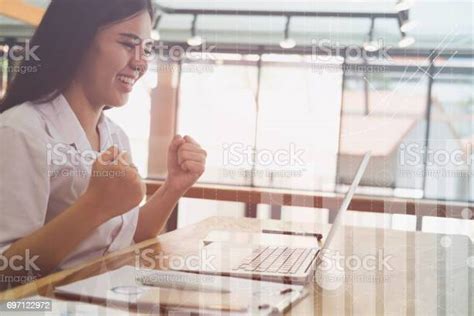 사무실에서 일 하는 성공적인 사업가 여자 웃음과 기쁨을 보여주는 그녀의 주먹과 제스처를 행복 여성 시작 합니다 귀여운에 대한