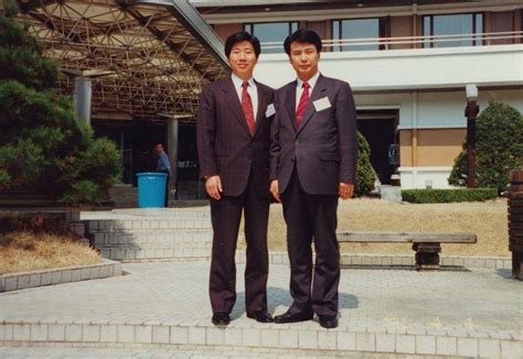 노무현사료관 [행사 참석자들과 기념촬영하는 노무현 의원]