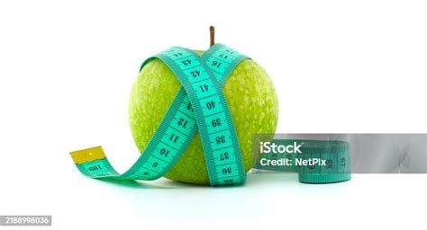 녹색 사과 와 건강 측정 테이프 와 고립된 통하고 있는 백색 배경 0명에 대한 스톡 사진 및 기타 이미지 0명 개념과 주제 건강한 생활방식 Istock