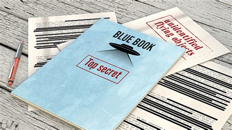 프로젝트 블루 북 비행접시 기밀 해제 문서 및 파일 테이블에 일급 비밀 파일 3d 렌더링 Fbi에 대한 스톡 사진 및 기타