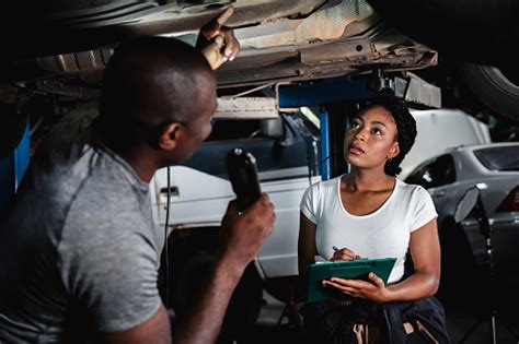 두 명의 정비사가 차고에서 자동차 아래의 부품을 검사하고 체크리스트에 올립니다 2명에 대한 스톡 사진 및 기타 이미지 2명 개념 개념과 주제 Istock