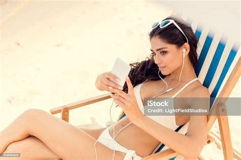 매력적인 여자 비치의 자에 편안 하면서 스마트폰 Selfie를 복용 가냘픈에 대한 스톡 사진 및 기타 이미지 가냘픈 갈색 머리 갑판 의자 Istock