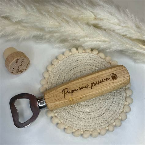 Décapsuleur personnalisé et gravé en bois Papa sous pression