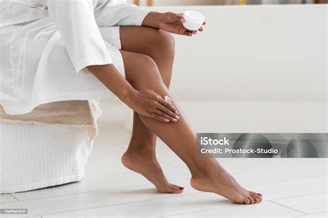 바디 케어 집에서 다리에 보습 크림을 바르는 알아볼 수없는 흑인 여성 25 29세에 대한 스톡 사진 및 기타 이미지 25