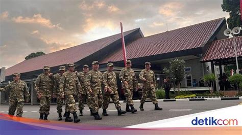 Anggota Kabinet Kompak Pakai Seragam Komcad Ikuti Parade Senja Di Akmil