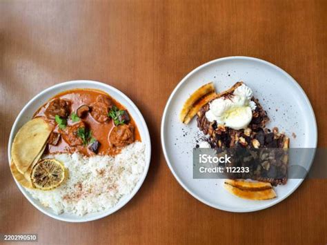 찐 쌀 인도 치킨 큐리 피타 빵을 곁들인 치킨 티카 마살라 아이스크림 바나나 땅콩 비스킷 코랄 튈레 초콜릿 소스를 곁들인 벨기에 와플 음식 메뉴 상의 모습 0명에 대한 스톡