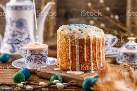 부활절 테이블에 장식입니다 부활절 차 우유 차 한 잔에 부 어 있다 설탕 과자는 휴가 대 한 신선한 수 제 케이크 0명에 대한 스톡 사진 및 기타 이미지 Istock