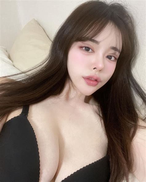 바니체리 인스타 섹시하게 내민 혀 bunnychaeri 인플루언서 미크넷 남자들의 반찬가게 AV 배우
