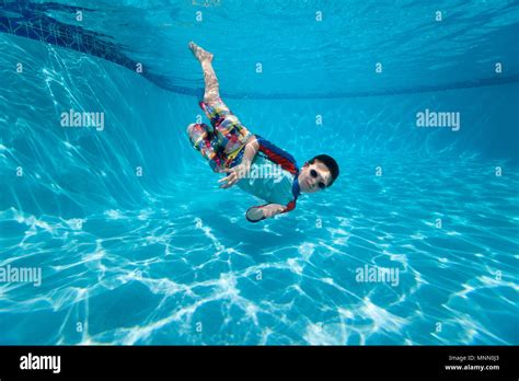 Porträt Von Einem Niedlichen Kleinen Jungen Schwimmen Unter Wasser
