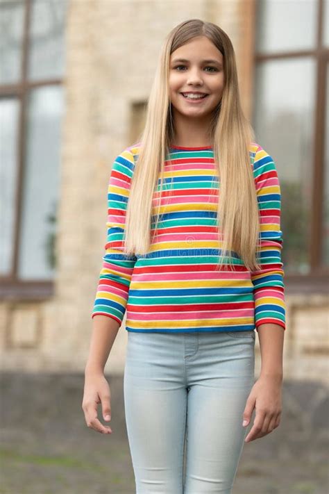Niñez Jovencita Alegre Niña Rubia Adolescente En La Infancia Niña