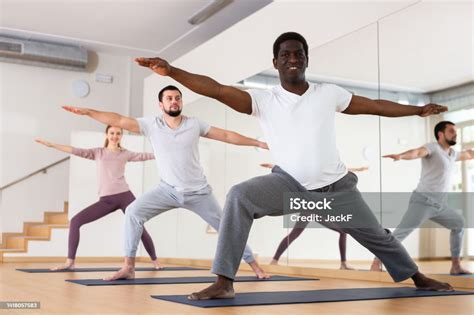 파워 요가 훈련 중 비라바드라사나에 서 있는 아프리카계 미국인 25 29세에 대한 스톡 사진 및 기타 이미지 25 29세 3 명 30 34세 Istock