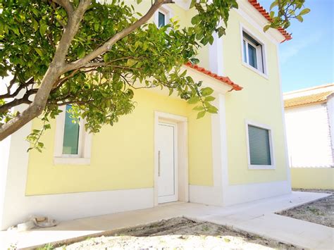 Vende Moradia T4 nova garagem e painéis solares na Sobreda