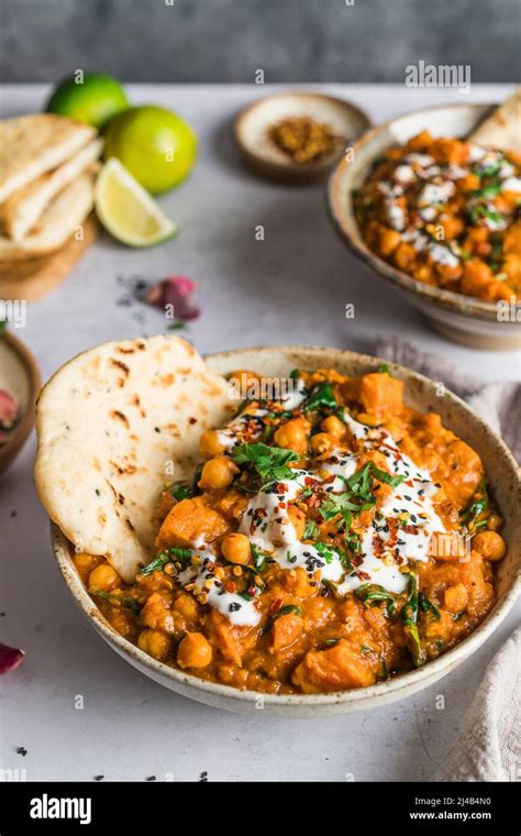Curry de patates douces et d épinards dans un bol avec pain naan Photo Stock Alamy