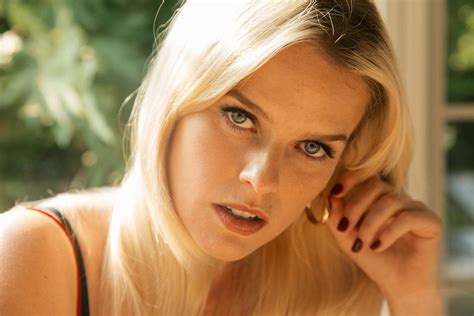 Alice Eve Scrolller