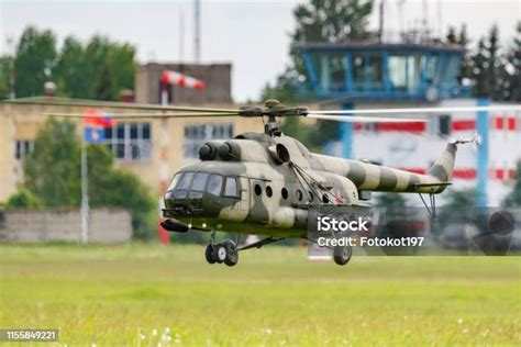 러시아 헬기 미8의 비행 큰 규모의 Rc 모델은 Rusjet 팀 조종사 미하일 Mukhin의 제어 하에 항공 축제 하늘 이론 및