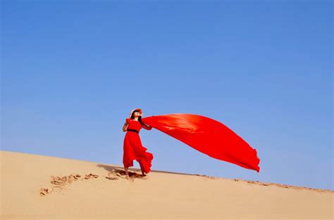 沙漠中的红衣女人 生活场景 人物百态 摄影素材 汇图网www huitu