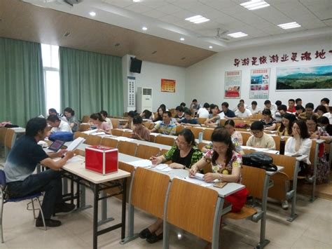 旅游与贸易学院召开专题学习会贯彻落实省第十四次党代会精神