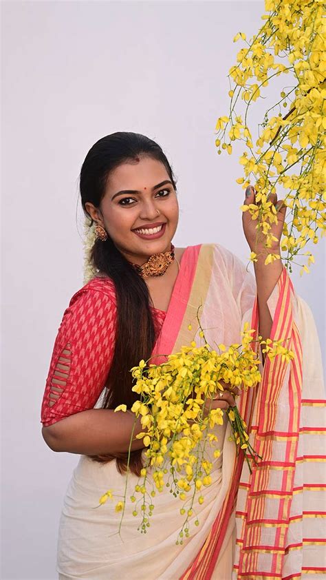 കയ്യിൽ കൊന്നപ്പൂവുമായി മൃദുലയുടെ വിഷു സ്പെഷൽ ഫോട്ടോഷൂട്ട് Mridula