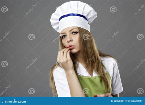 Jonge Vrouwelijke Chef Kok Die Haar Hand Kussen Om Perfectie Te Tonen