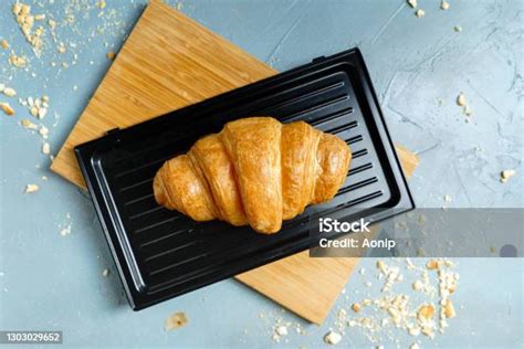 검은 접시에 갓 구운 크루아상 프랑스와 미국 크루아상 구운 페이스트리는 전 세계적으로 즐기실 수 있습니다 0명에 대한 스톡 사진 및 기타 이미지 Istock