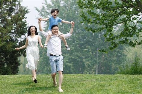 一家三口在草地上玩耍图片 包图网企业站