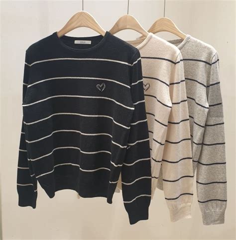 왼쪽에작은하트그림 하트마크티셔츠 줄무늬얇은니트 연회색스트라이프니트