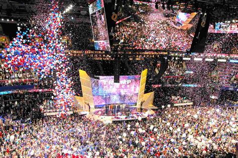 【10万個の風船】共和党全国大会のフィナーレで風船や紙吹雪が会場に落ちてくる様子。今年は10万個強の風船が準備されたが、今までの風船の数の最高