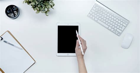 터치패드 위에 스타일러스 펜을 들고 책상 위에 사무용품 모음을 올려놓는다 가정 생활에 대한 스톡 사진 및 기타 이미지 가정