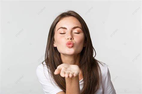 Nền Người Phụ Nữ Quyến Rũ Chu Môi Và Hôn Gió Trực Tiếp Vào Máy ảnh