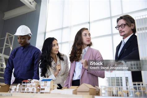 다양성 설계자 및 기업인 그룹 토론 드로잉 하우스 디자인 3d 모델 시뮬레이션 건축가에 대한 스톡 사진 및 기타 이미지 건축가 모방 집 Istock