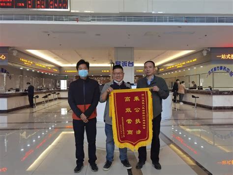 【法治化营商环境】（36）高效执行优环境 企业感激赠锦旗澎湃号·政务澎湃新闻 The Paper