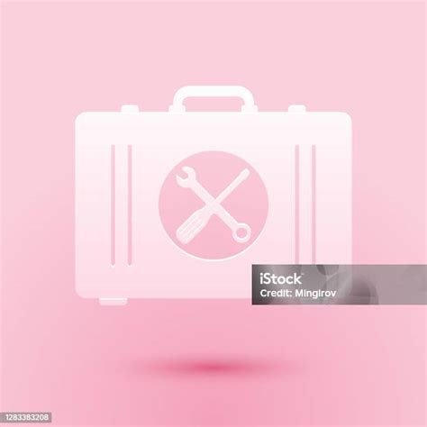 분홍색 배경에 격리 된 용지 잘라 도구 상자 아이콘 공구 상자 기호입니다 종이 아트 스타일 벡터 공구상자에 대한 스톡 벡터 아트