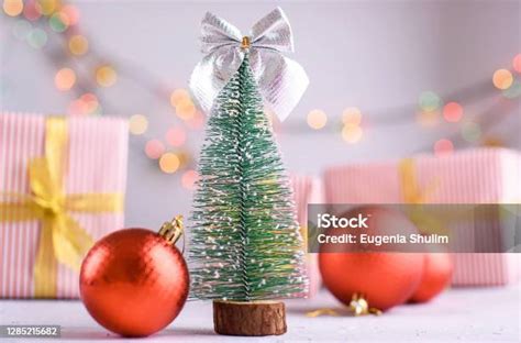 밝은 배경에 새해 카드 작은 이브 트리 크리스마스 트리 공 조명 2021년에 대한 스톡 사진 및 기타 이미지 2021년 개념 겨울 Istock
