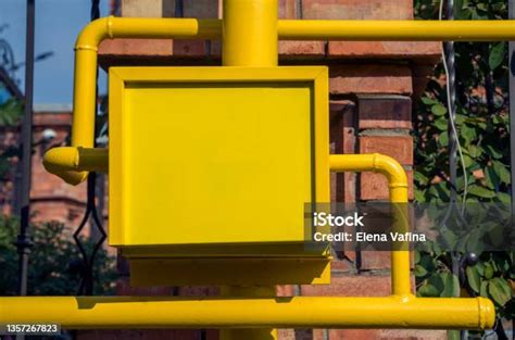 파이프와 밸브가 있는 노란색 가스 미터 박스 파손 방지 금속 상자 가스 장비 텍스트공간을 복사합니다 0명에 대한 스톡 사진 및 기타 이미지 Istock