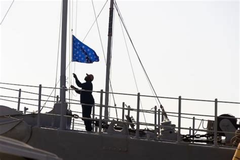 Us Navy Decommissions Avenger Class Mine Countermeasures Ships In