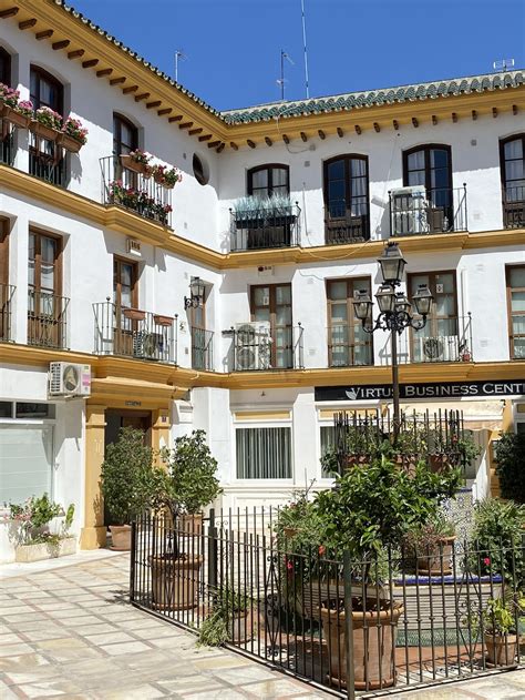 Foto Un Edificio Blanco Con Muchas Ventanas Y Balcones Imagen España