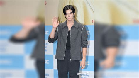 포토 오늘도 사랑스럽개 차은우 얼굴로 국위선양