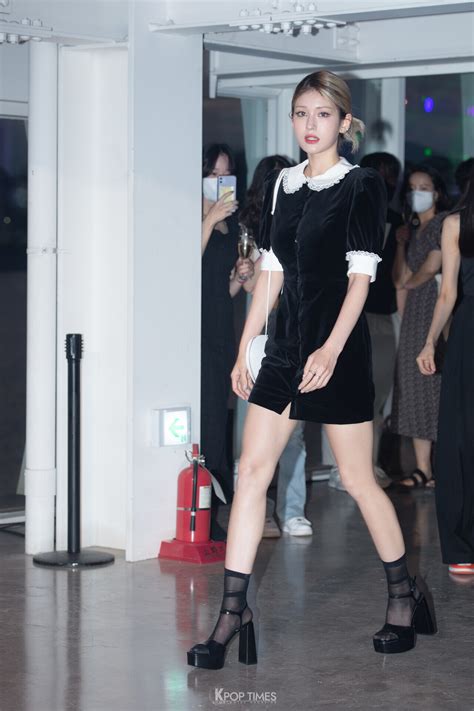 전소미 성숙한 블랙 원피스 패션