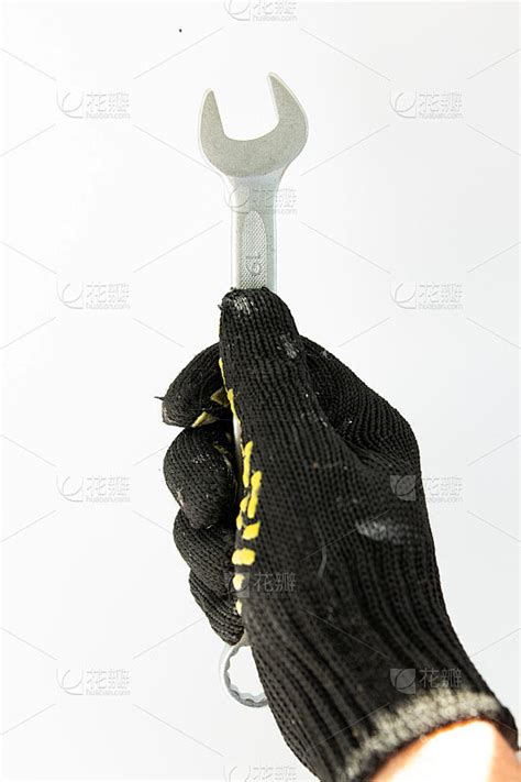 白色背景上，建筑工手中的扳手