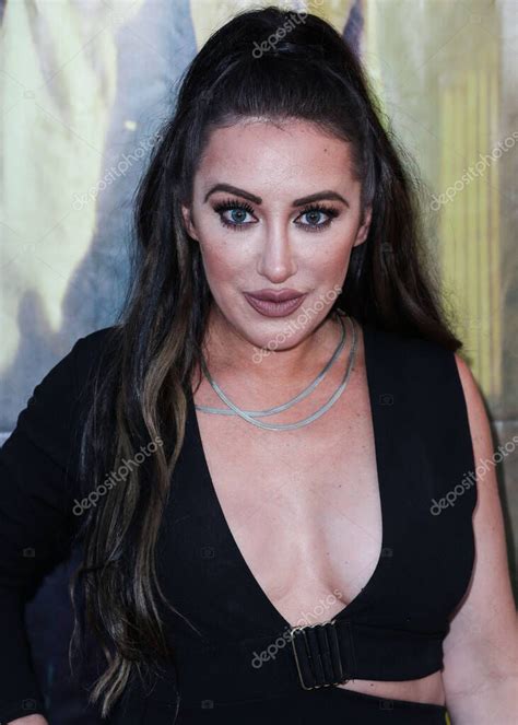 La Actriz Estadounidense Devanny Pinn Llega Al Estreno En Los Ángeles