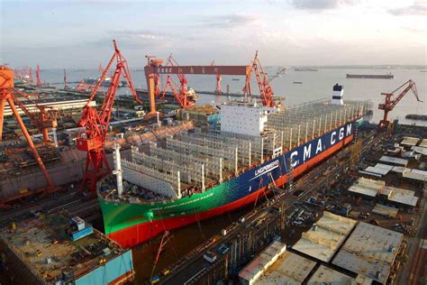 CMA CGM lance son premier porte conteneurs géant au GNL