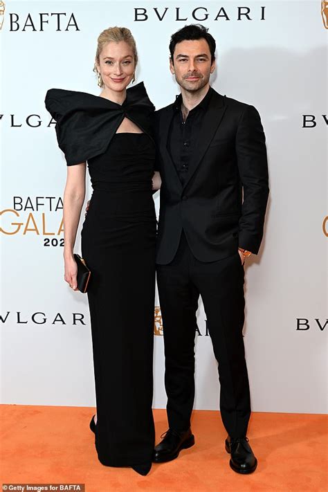 Poldarks Eleanor Tomlinson And Aidan Turner Reunite Duo Pose For A